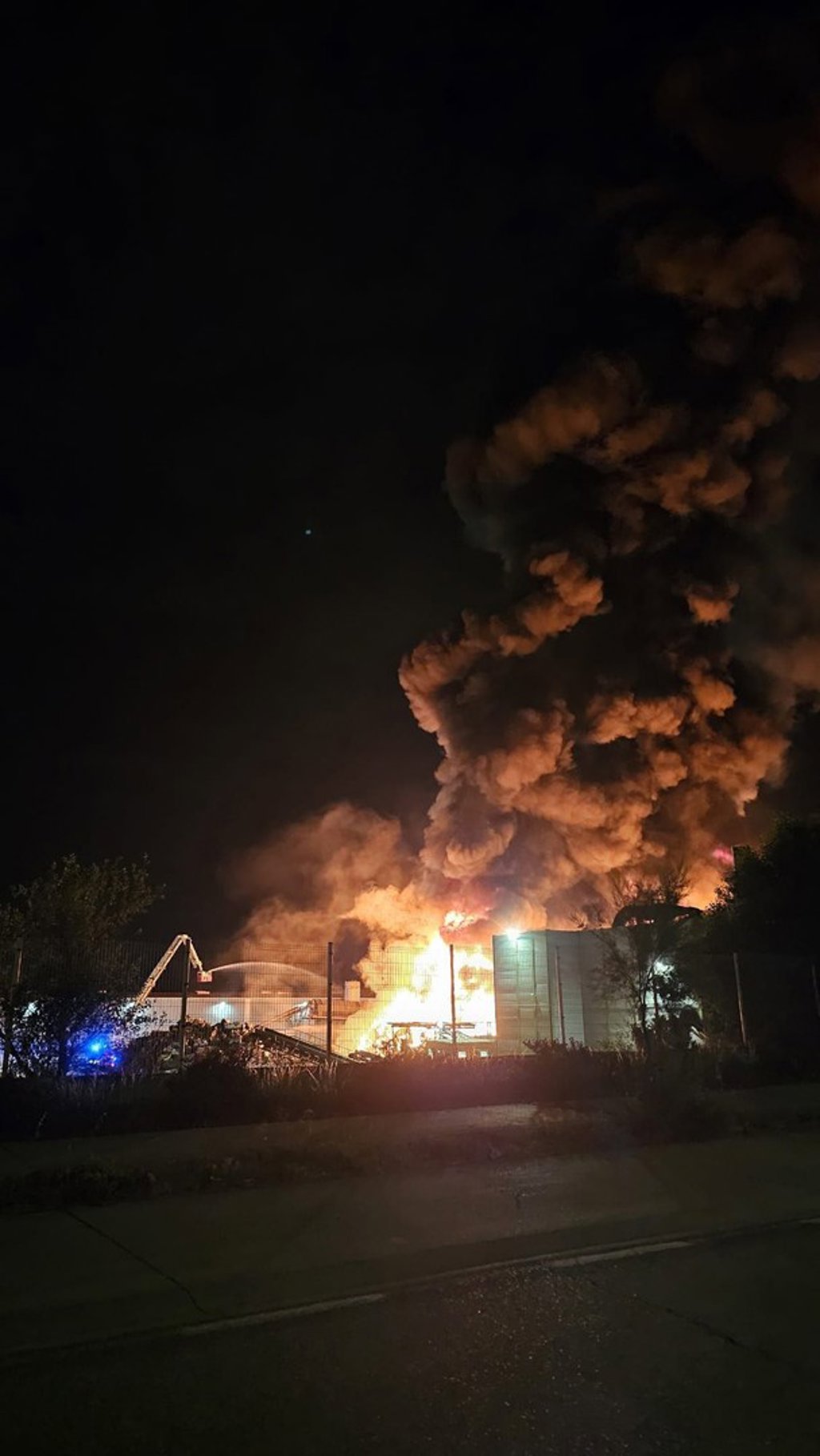 Los Bomberos de Zaragoza trabajan en la extinción de un nuevo incendio ...