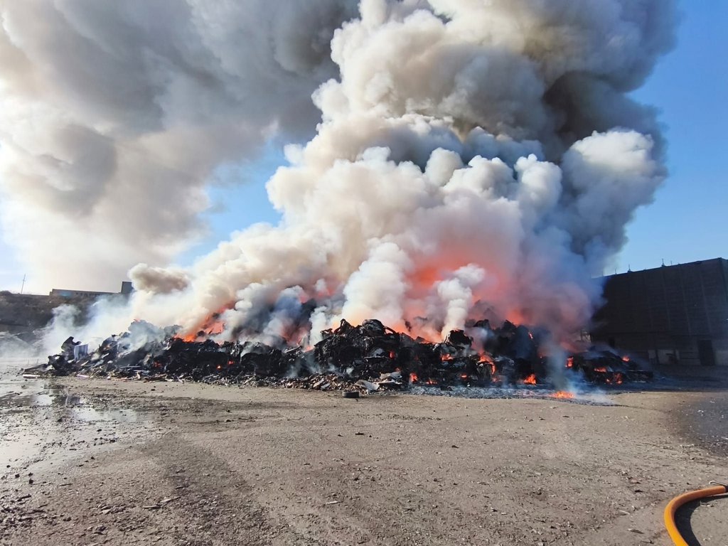 Los Bomberos de Zaragoza trabajan en la extinción de un nuevo incendio ...