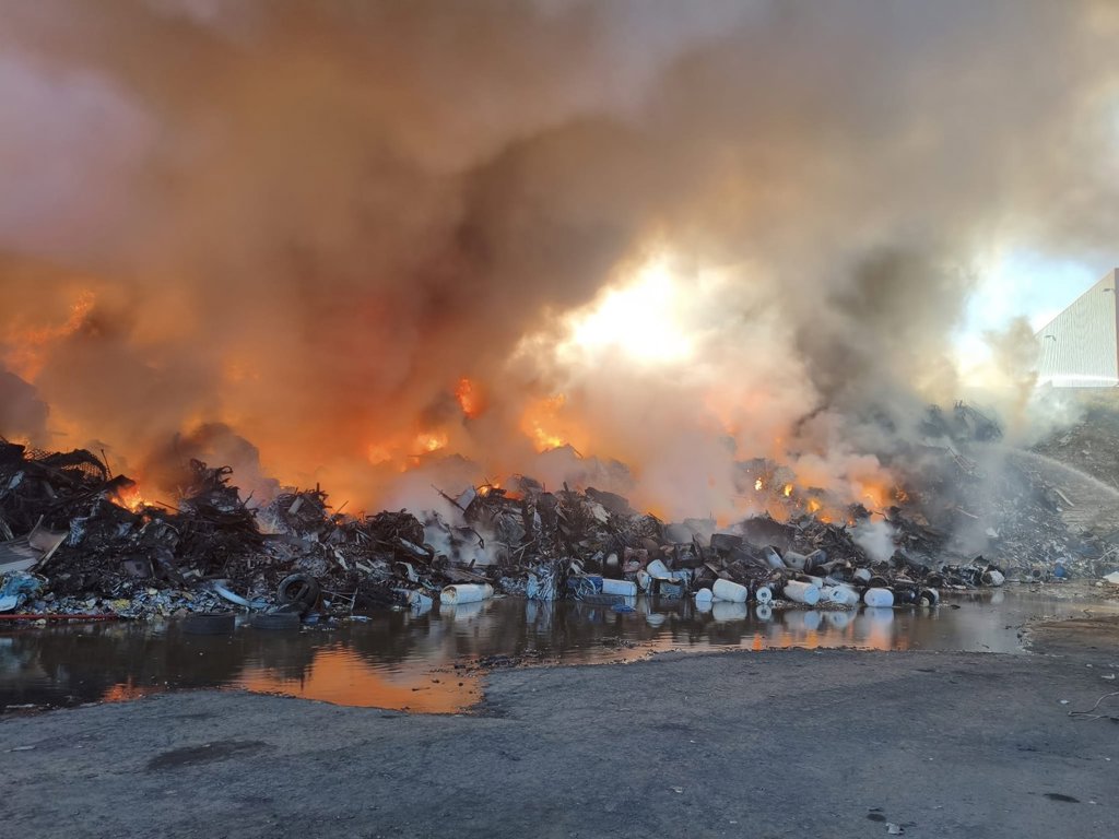 Los Bomberos de Zaragoza trabajan en la extinción de un nuevo incendio ...