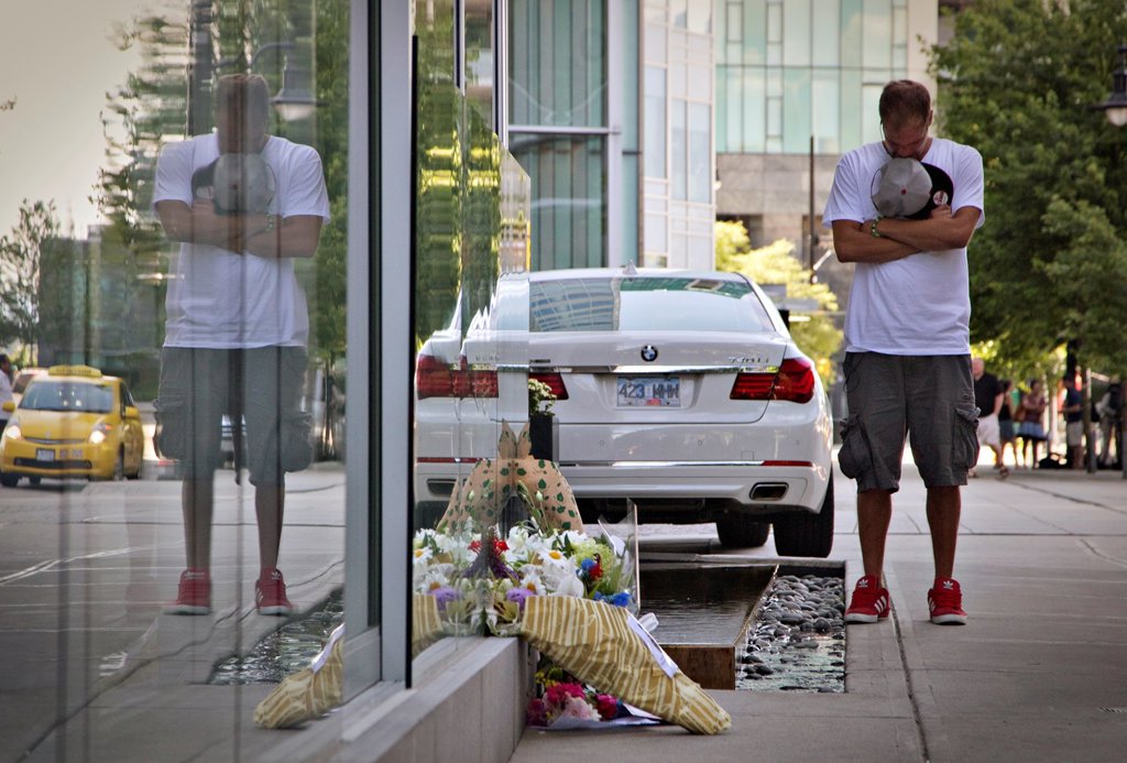 Richard Monteith el primo de Cory Monteith rompe a llorar en la entrada ...