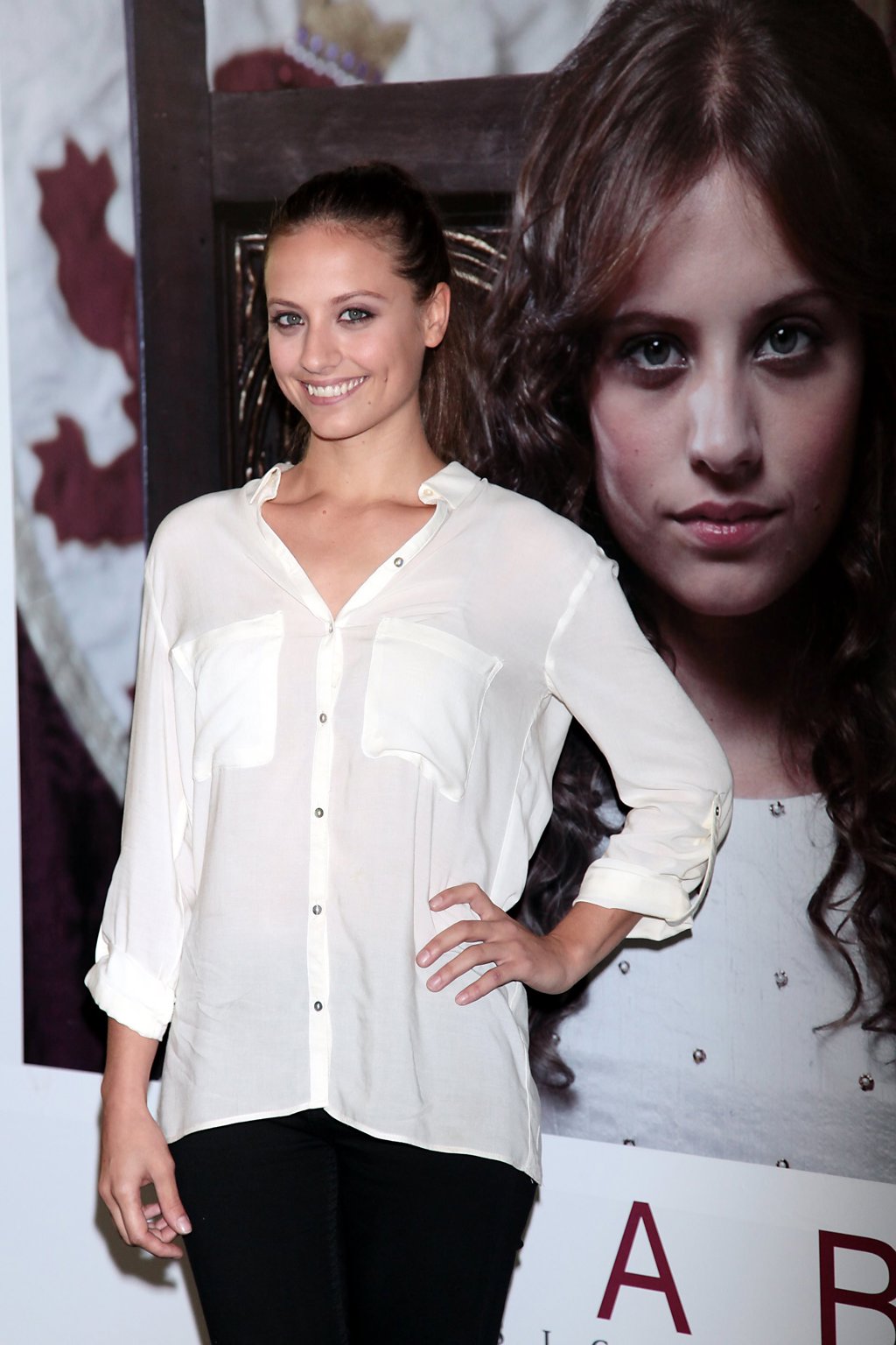 Michelle Jenner y Rodolfo Sancho abren el armario de 'Isabel'