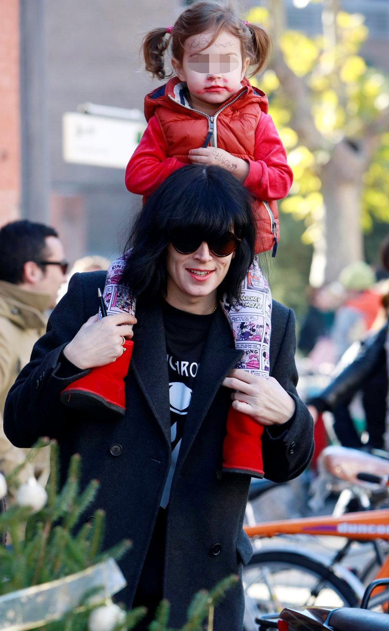 Bimba Bosé pasea feliz en familia con su novio de 21 años y sus dos hijas