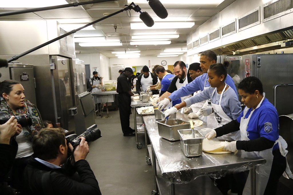 La familia Obama prepara comida para repartir entre los más necesitados