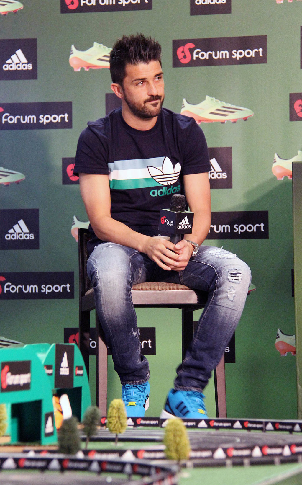 David Villa presenta orgulloso las AdiZero f50: "Ninguna bota juega ...