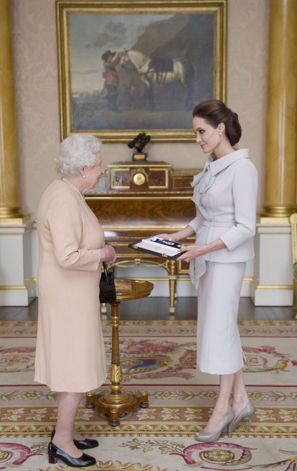Angelina Jolie emocionada con el reconocimiento de Isabel II