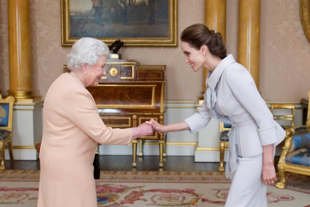 Angelina Jolie emocionada con el reconocimiento de Isabel II