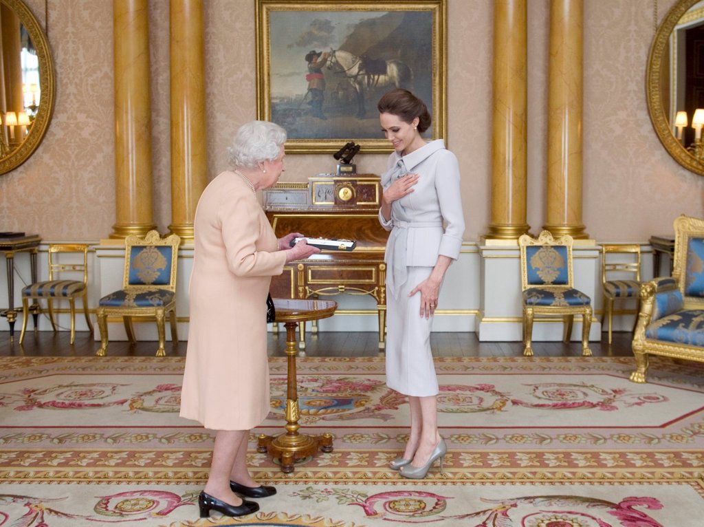 Angelina Jolie emocionada con el reconocimiento de Isabel II