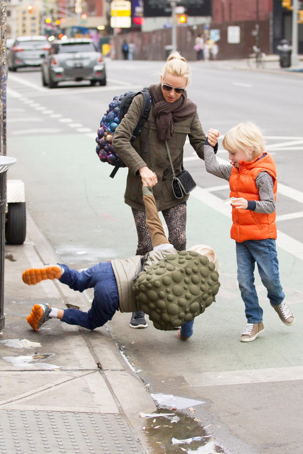 naomi-watts-y-su-peculiar-forma-de-llevar-a-sus-hijos