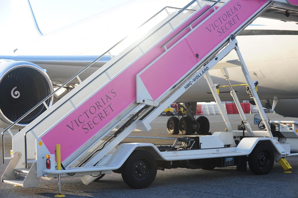 Los ángeles de Victoria's Secret deslumbran en su aterrizaje en Londres