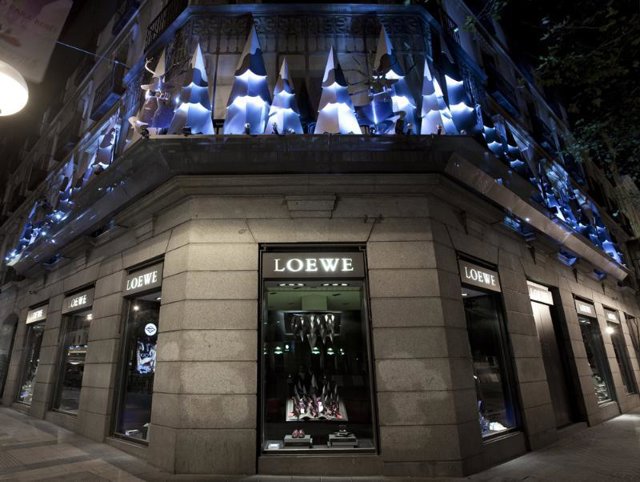 Arte y moda se fusionan esta Navidad en los escaparates de Loewe.