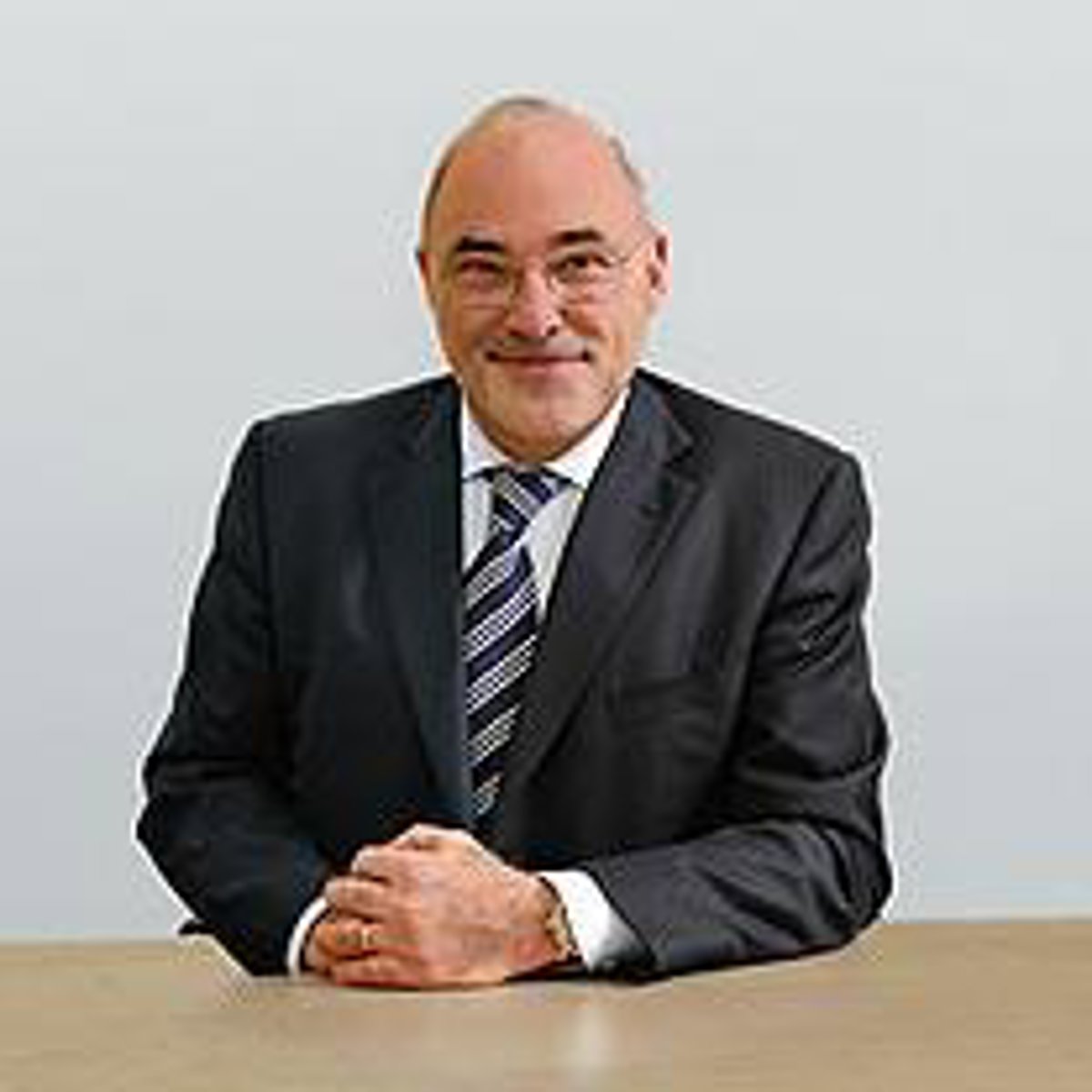 El CEO de SAP, Léo Apotheker, anuncia su dimisión