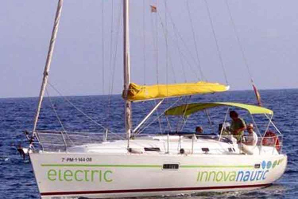 El único velero eléctrico afornta su debut en mar abierto