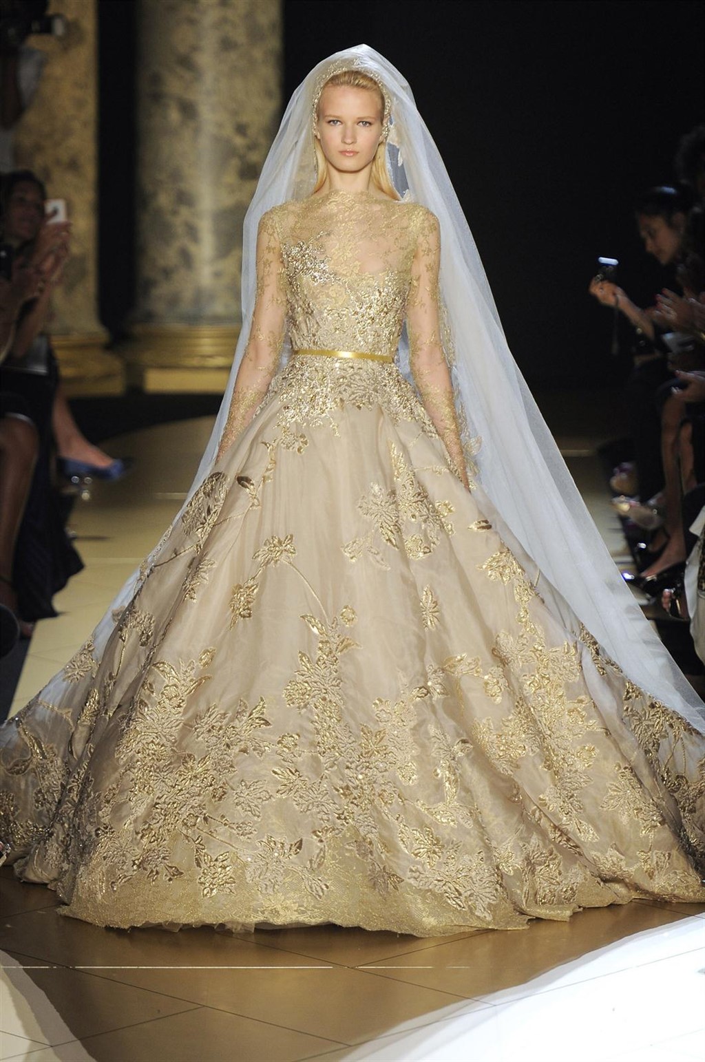 Elie Saab celebra 48 románticos años sobre la pasarela de París