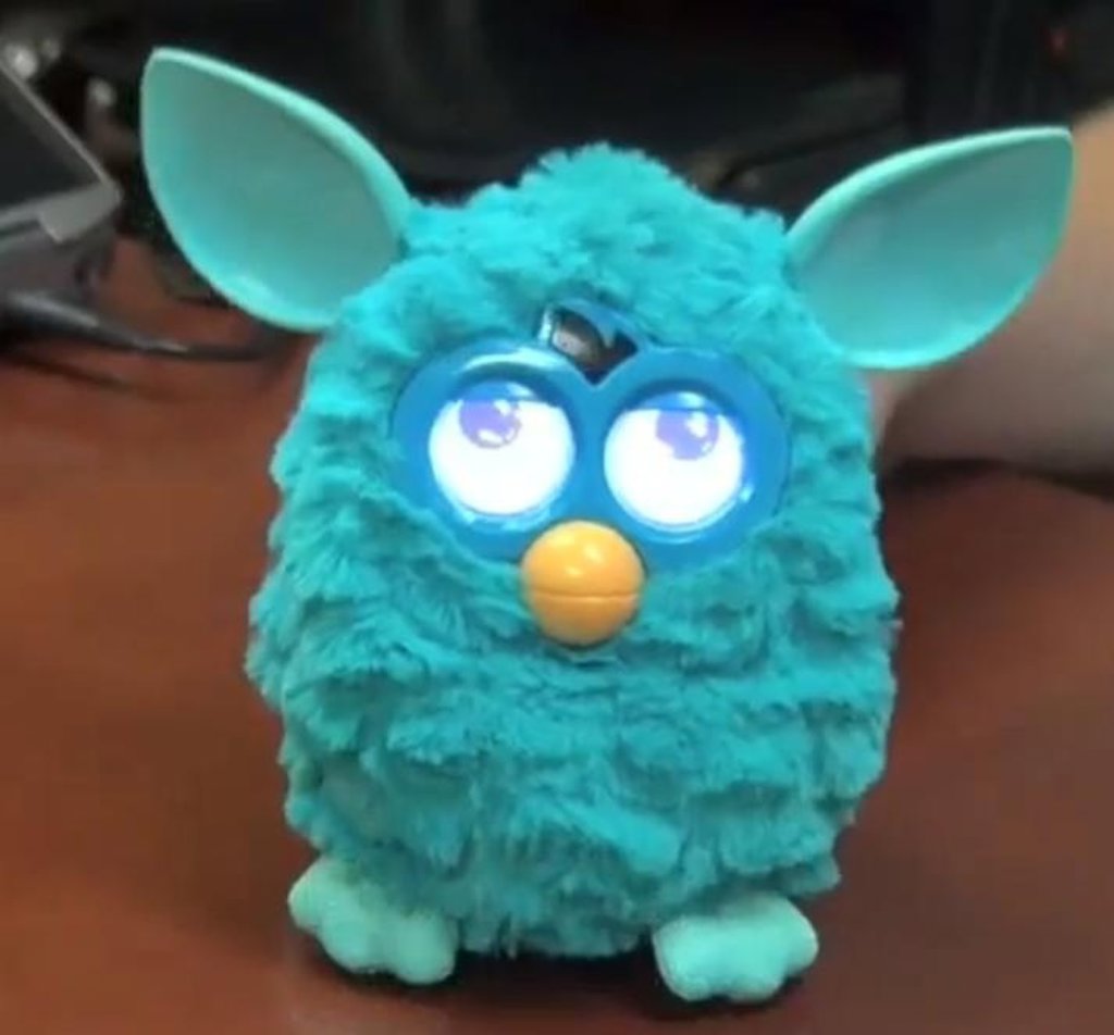 Furby vuelve más espeluznante que nunca gracias a unos ojos LCD