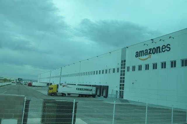Del clic a la puerta: Así son los almacenes de Amazon en España