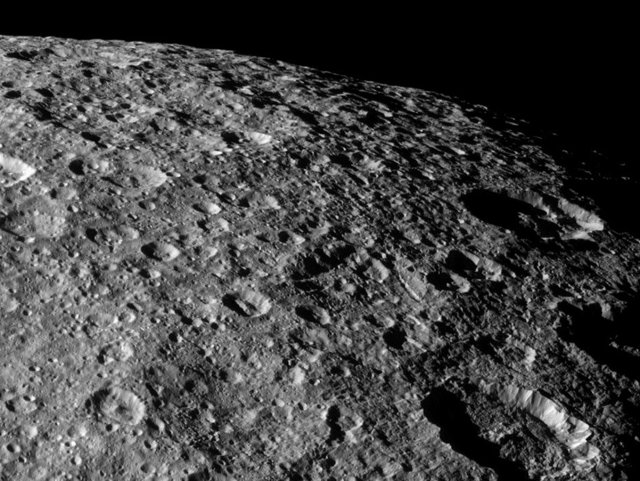 Cassini sobrevuela la luna Rhea de Saturno a solo 1.000 kilómetros