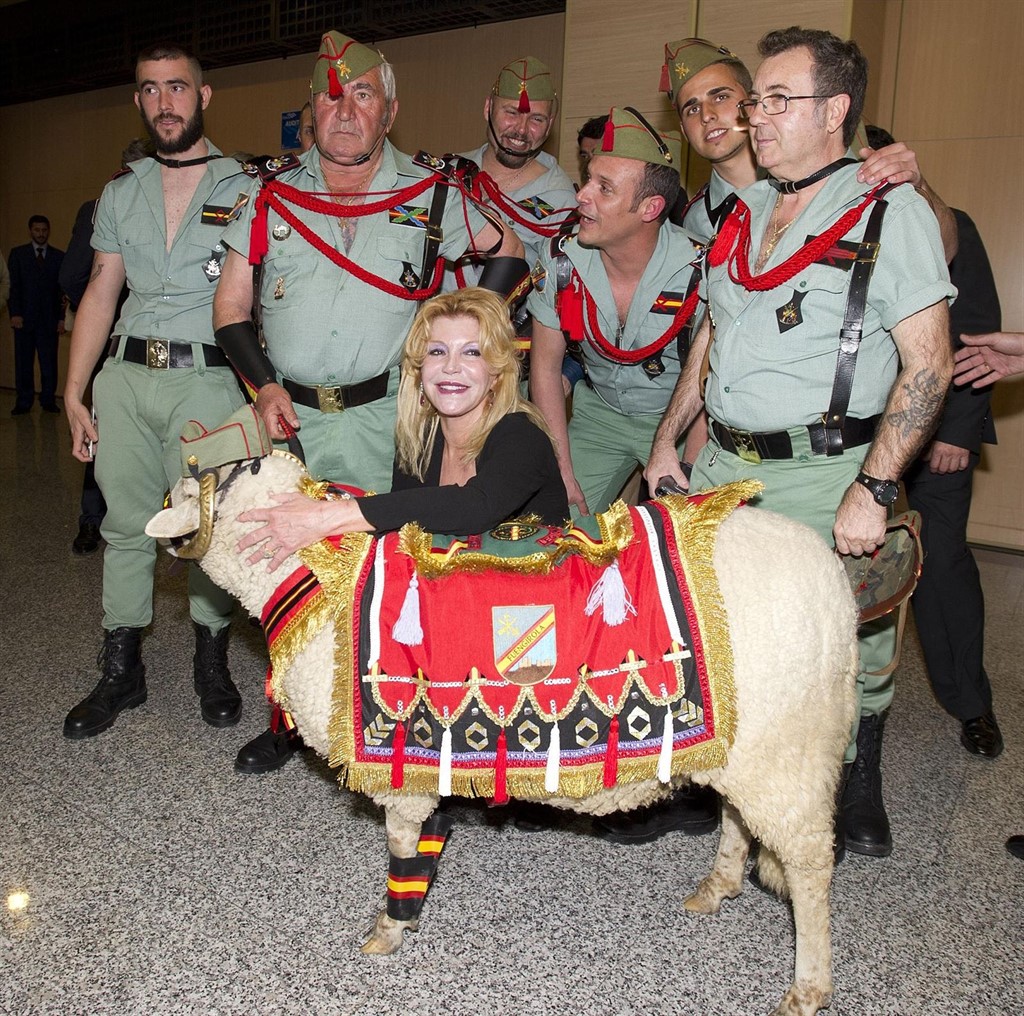 La Baronesa Thyssen, con la cabra de la legión