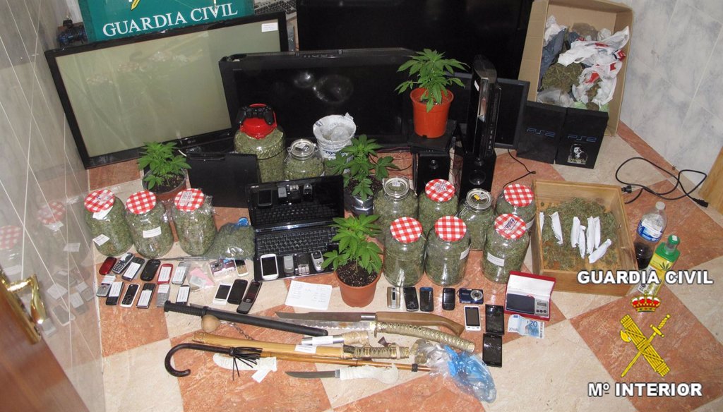 Ocho Detenidos Y Cuatro Kilos De Marihuana Incautados En Una Operación