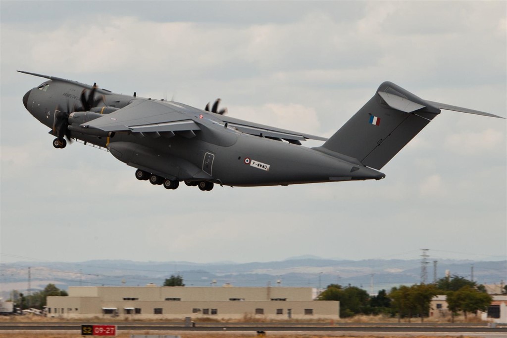 El Príncipe entrega hoy el primer avión de transporte militar A400M a ...