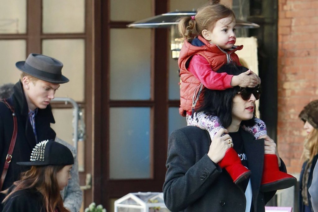 Bimba Bosé pasea feliz en familia con su novio de 21 años y sus dos hijas