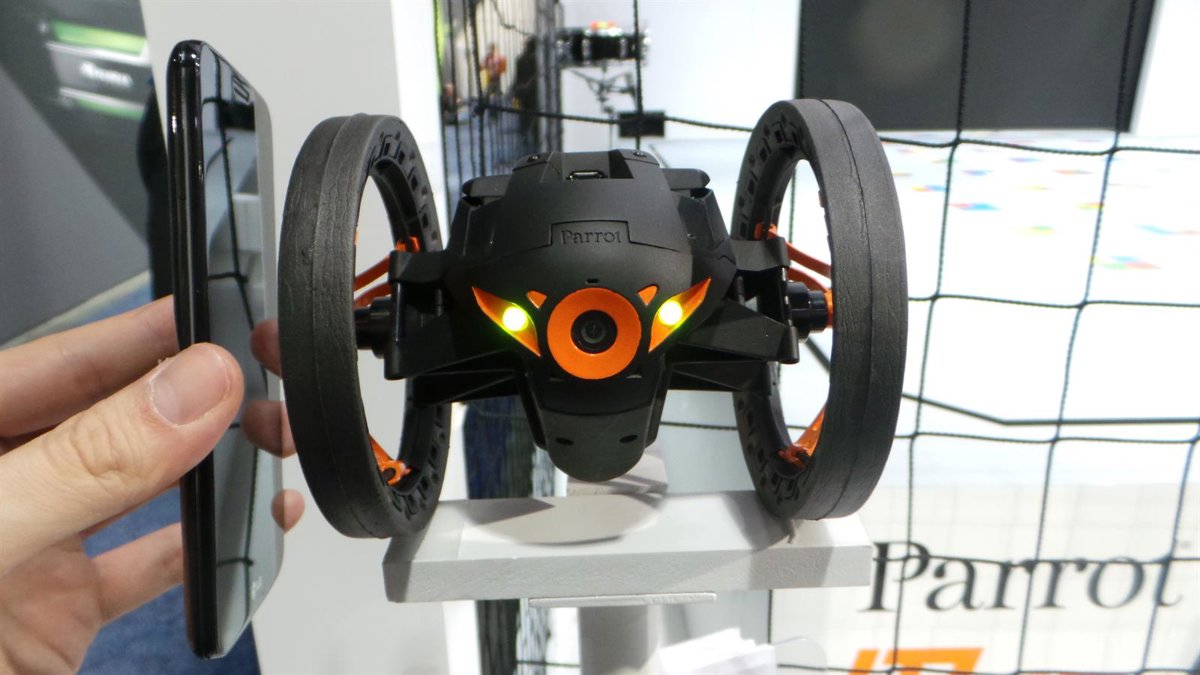 Parrot Jumping Sumo y Mini Drone bailan en el CES 2014