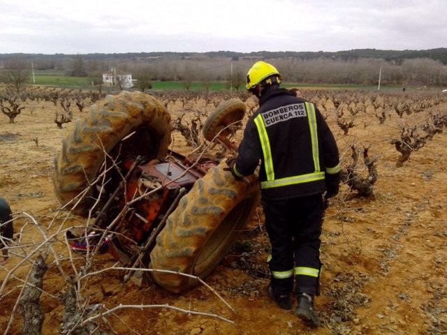 Rescatado un agricultor tras quedar atrapado al volcar el tractor que ...