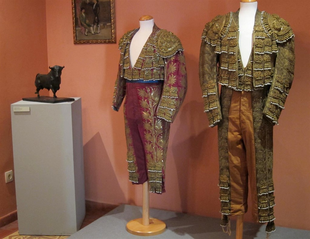 Trajes de torero, un bronce y un lienzo componen la muestra de ...
