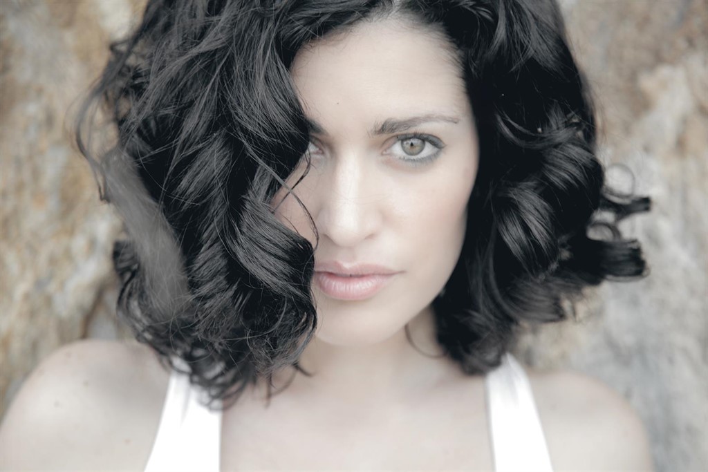 Elena Gadel explora la ternura en su nuevo disco pop 'Delicada'