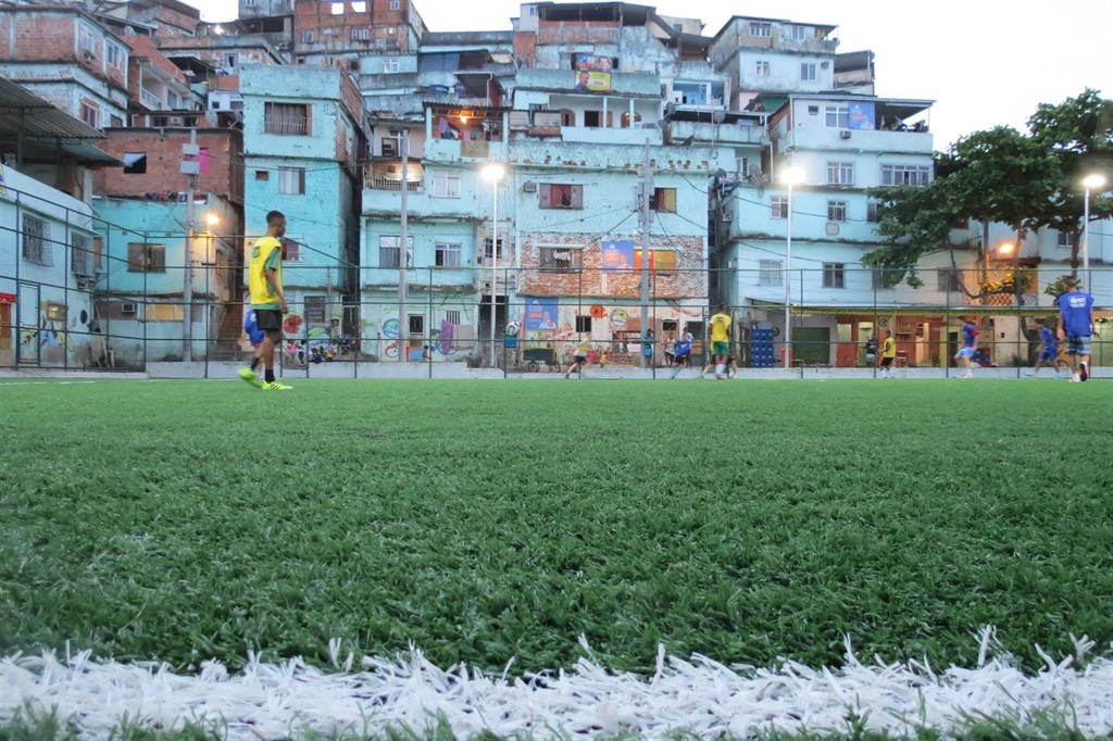 Río estrena el primer campo de fútbol iluminado con la energía de los ...