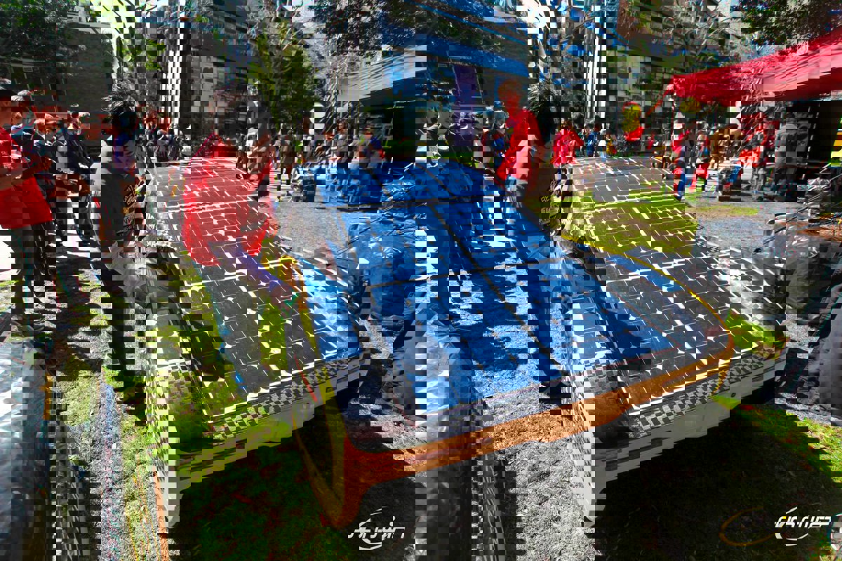 El coche solar más rápido del mundo está fabricado por estudiantes ...