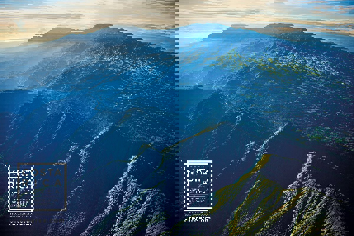 Costa Rica a vista de pájaro a través de un libro de fotografías