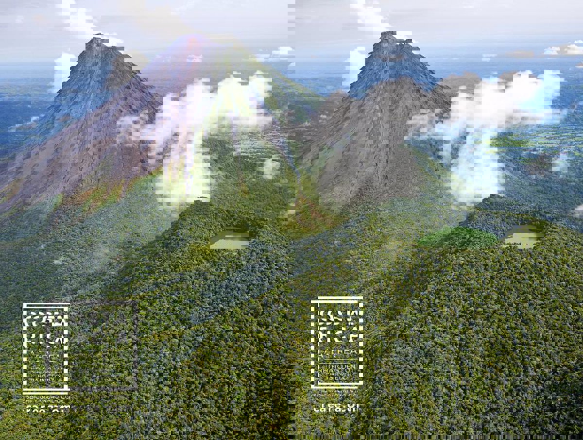 Costa Rica a vista de pájaro a través de un libro de fotografías