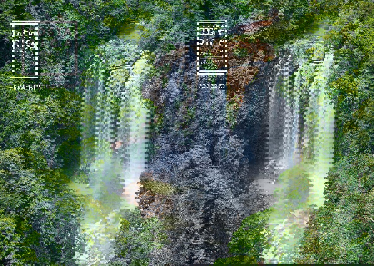 Costa Rica a vista de pájaro a través de un libro de fotografías