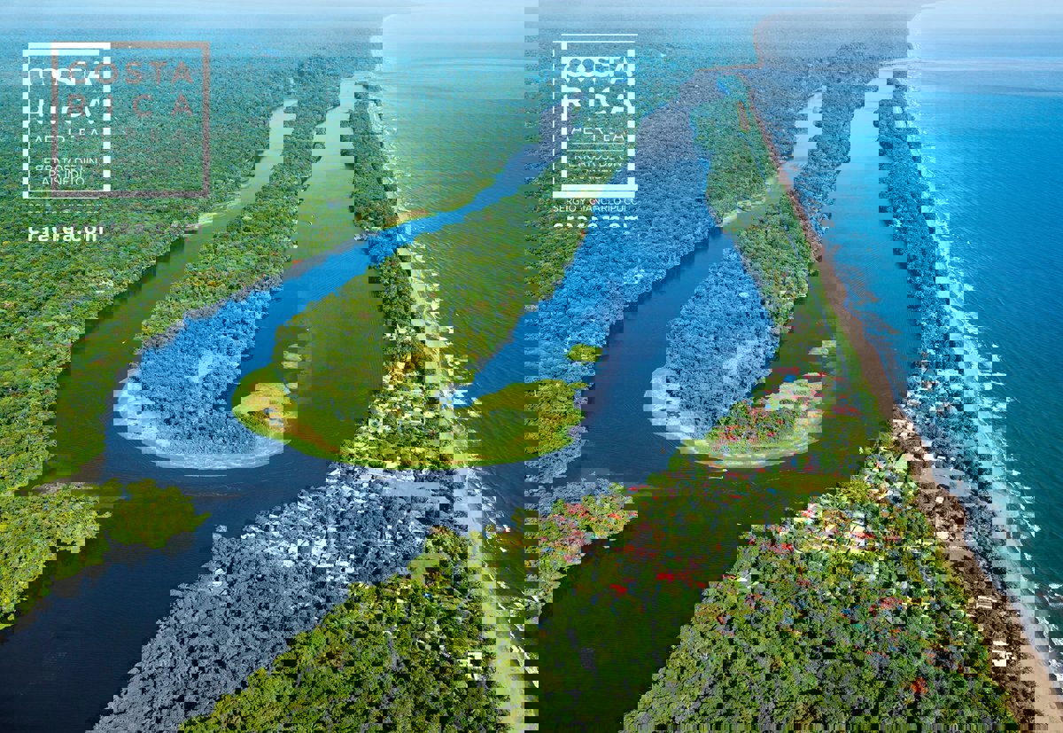 Costa Rica a vista de pájaro a través de un libro de fotografías