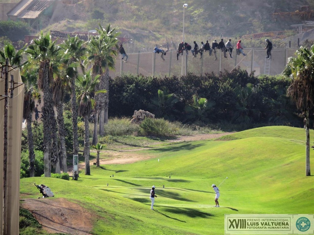 La imagen de la valla de Melilla y el campo de golf, premio 'Luis Valtueña'