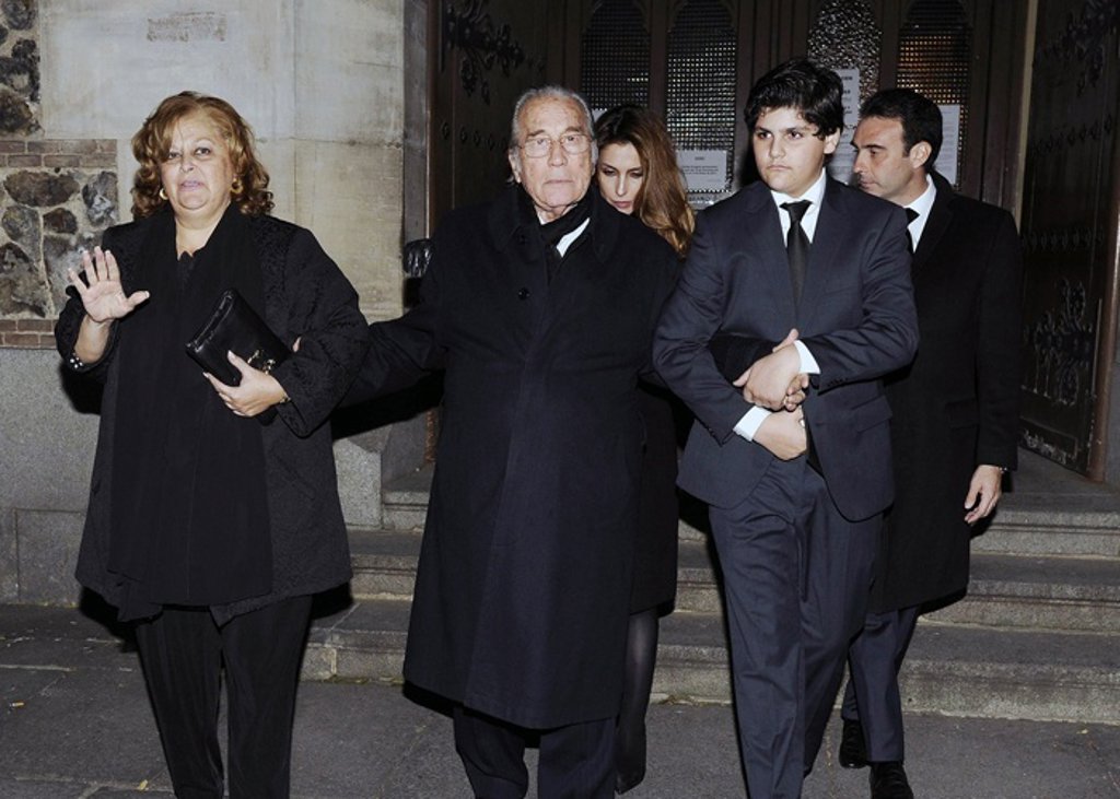 Paloma Cuevas y sus padres, sin consuelo, en el funeral de su hermano