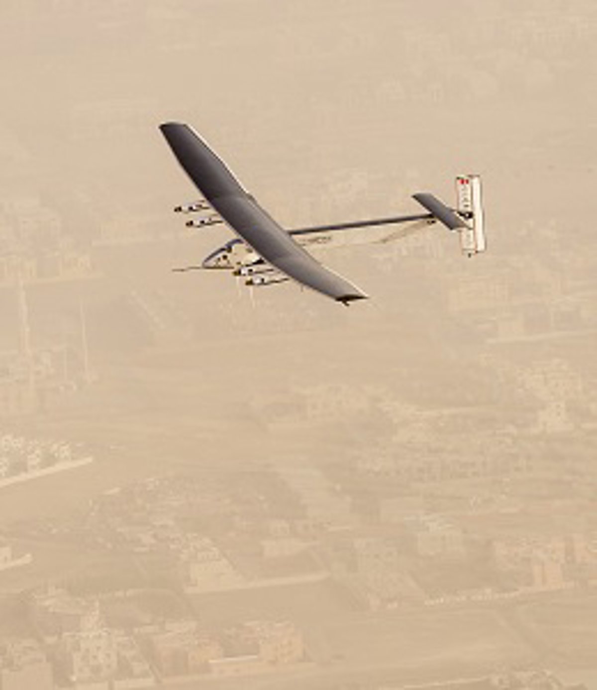 El avión Solar Impulse 2 emprende su vuelta al mundo