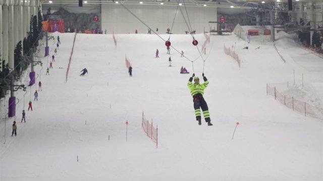 Madrid SnowZone inaugura la tirolina 'indoor' más larga del mundo
