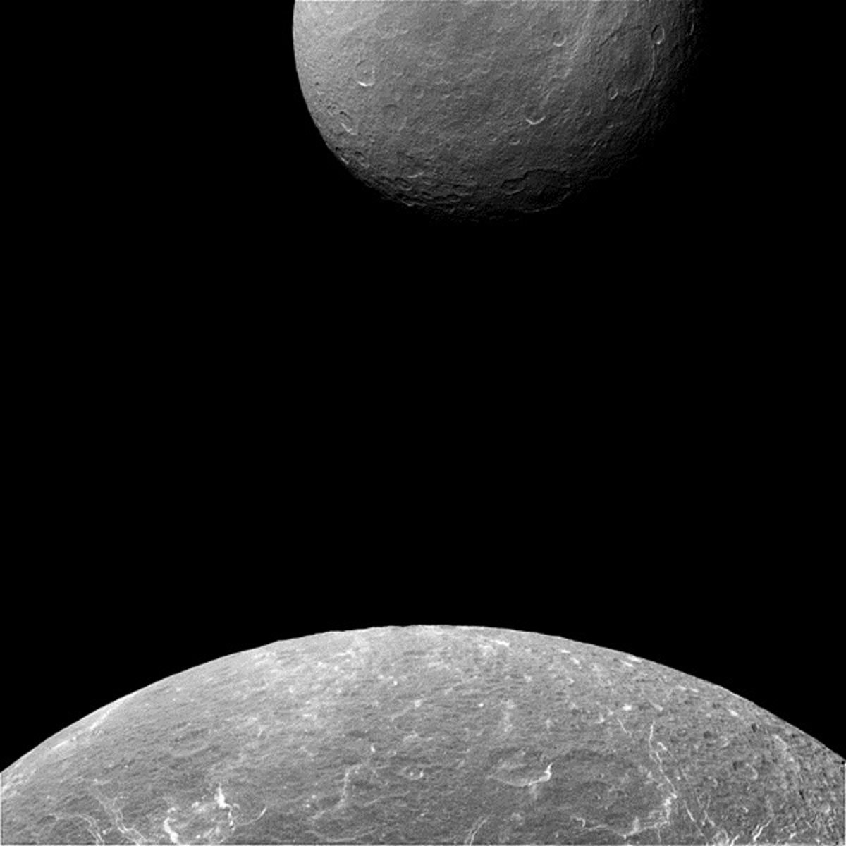La pequeña luna Dione de Saturno empequeñece a Rhea