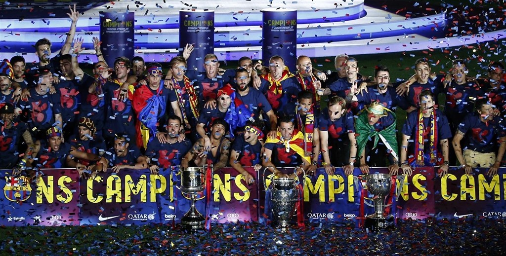 El Barcelona celebra el triplete con su afición