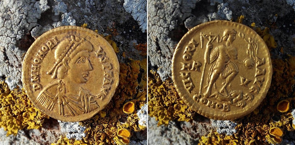 Cultura recibe de ANSE una moneda de oro bizantina hallada de forma ...