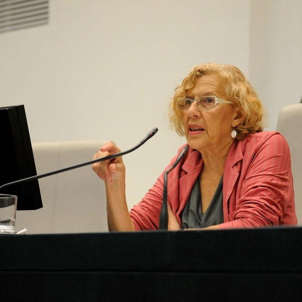Maruja Torres sienta a Carmena en un diván en su último libro, que ...