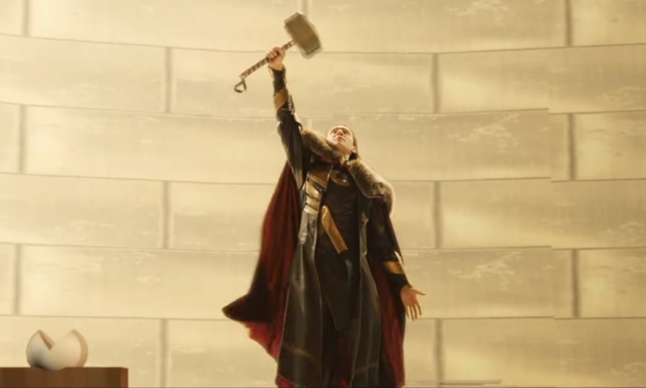 Loki empuña el martillo de Thor en una escena inédita de El mundo oscuro
