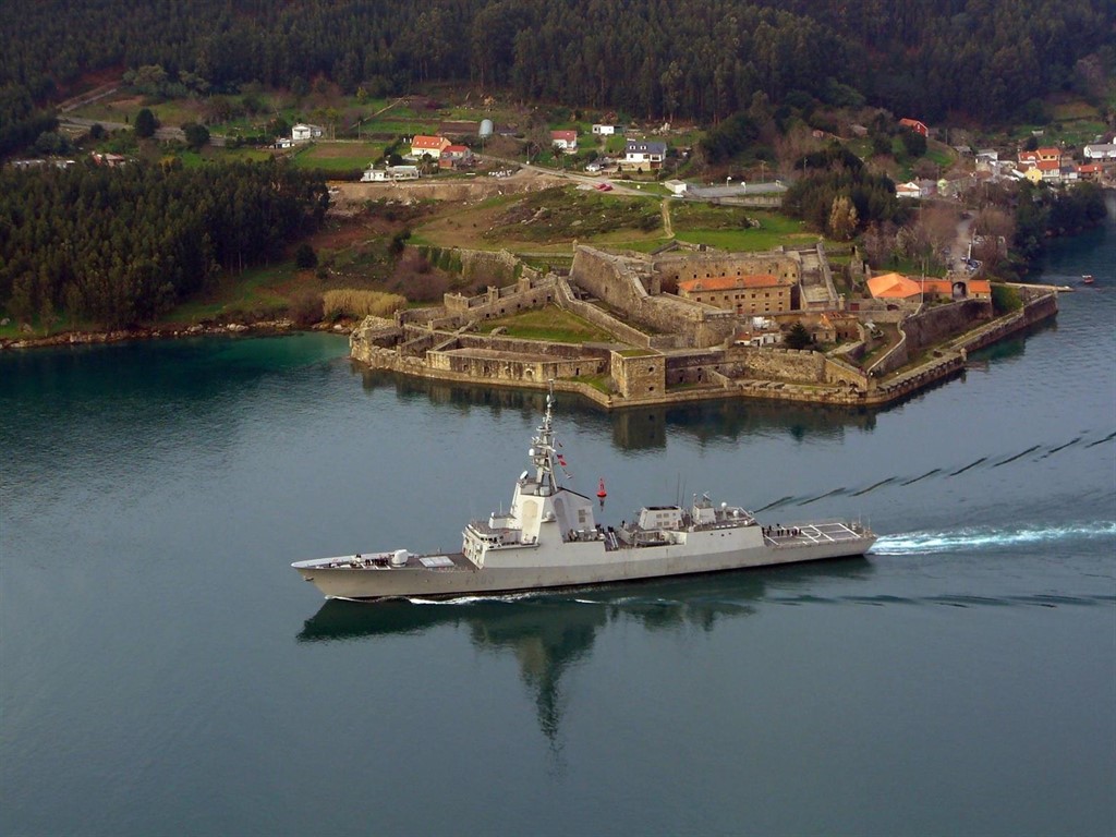 Atraca en el Arsenal de Ferrol la fragata integrada en la OTAN 'Blas de ...
