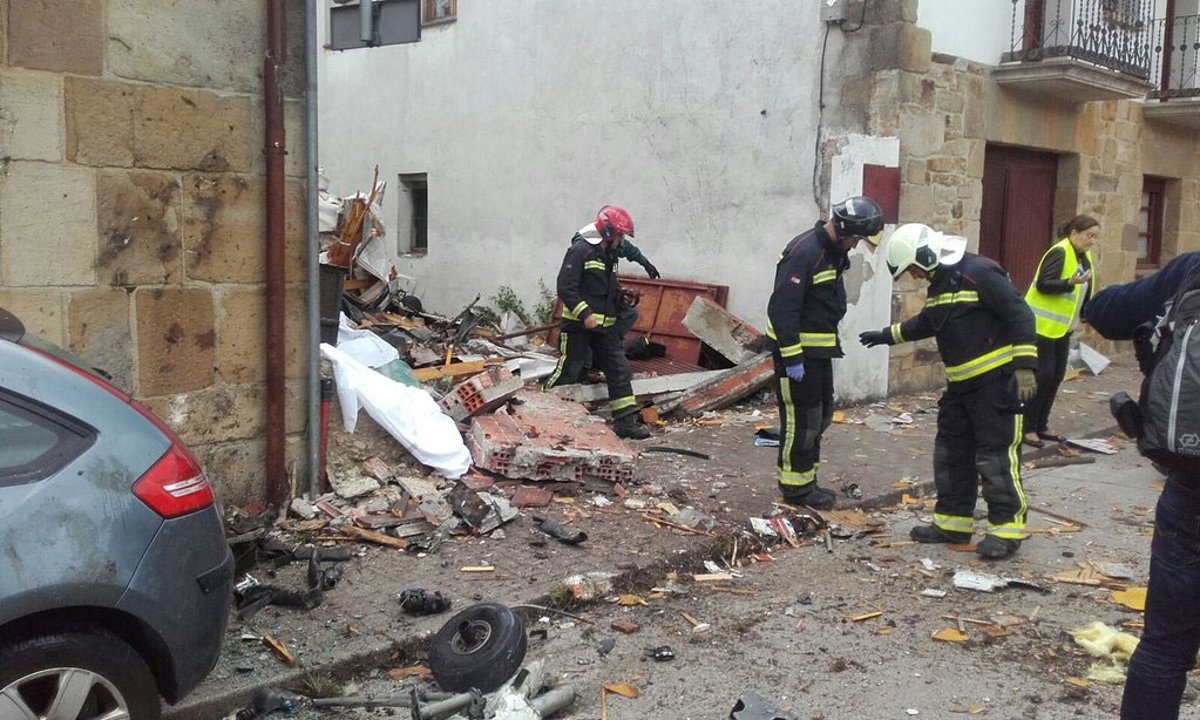 Fallecen dos personas al estrellarse su avioneta en el casco urbano de Arbizu