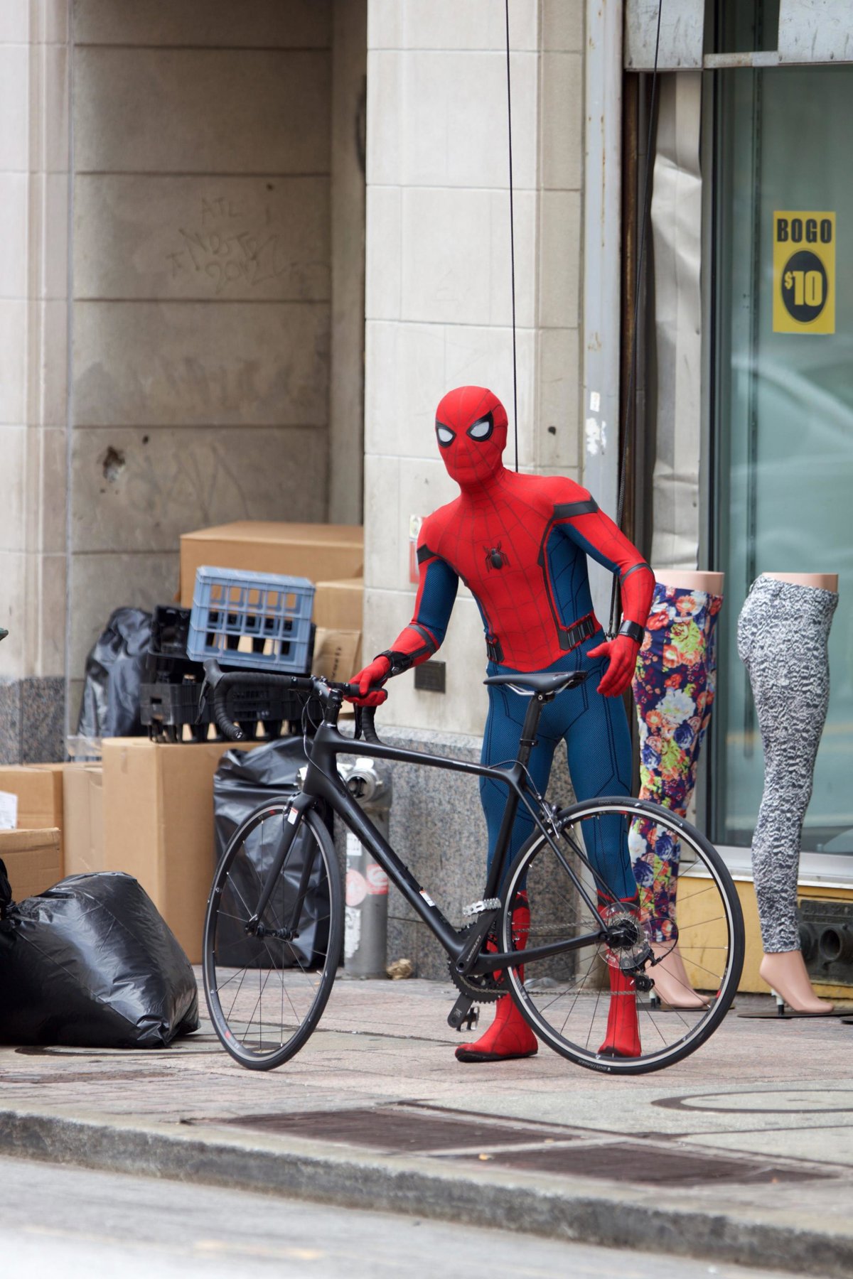 Spiderman Homecoming: Tom Holland, colgado en nuevas imágenes del rodaje
