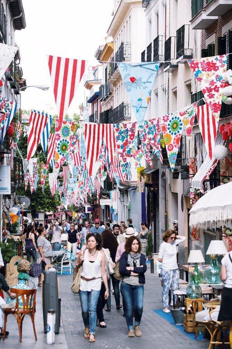 Las tiendas de barrio se reinventan y el comercio resurge