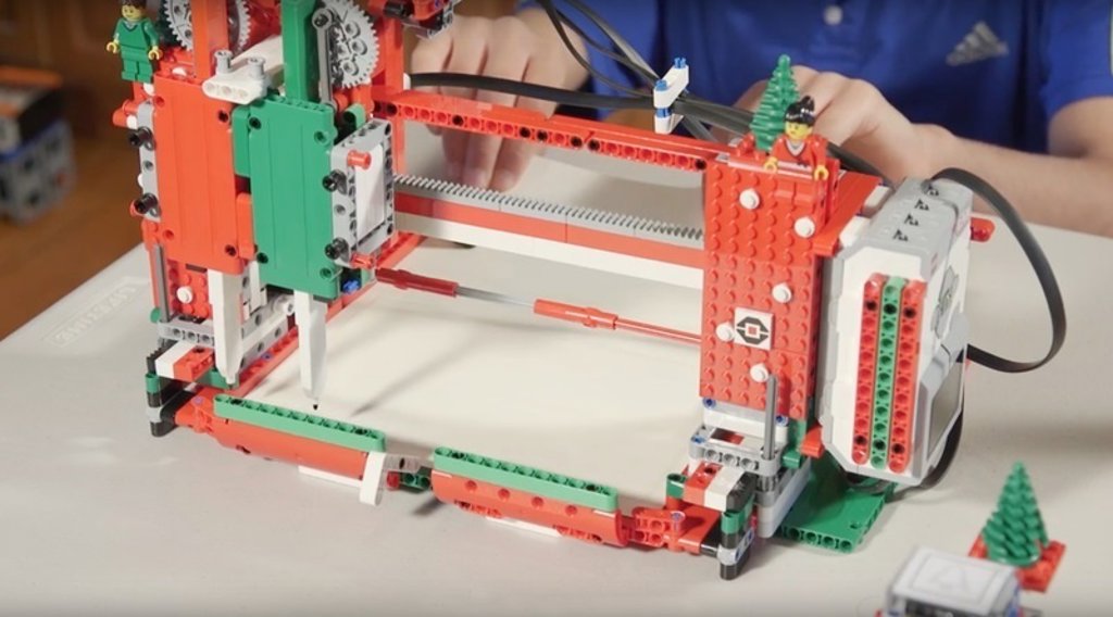 Dos adolescentes crean una estructura de LEGO que diseña tarjetas de ...