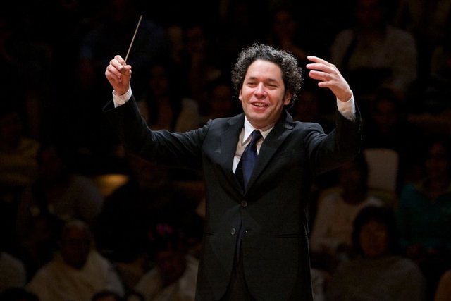 El venezolano Gustavo Dudamel se convierte en el director más joven en ...