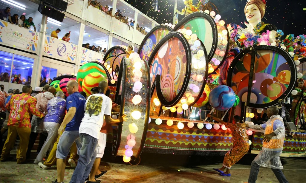 FOTOS/ 20 heridos en el Carnaval de Río de Janeiro al estrellarse una ...